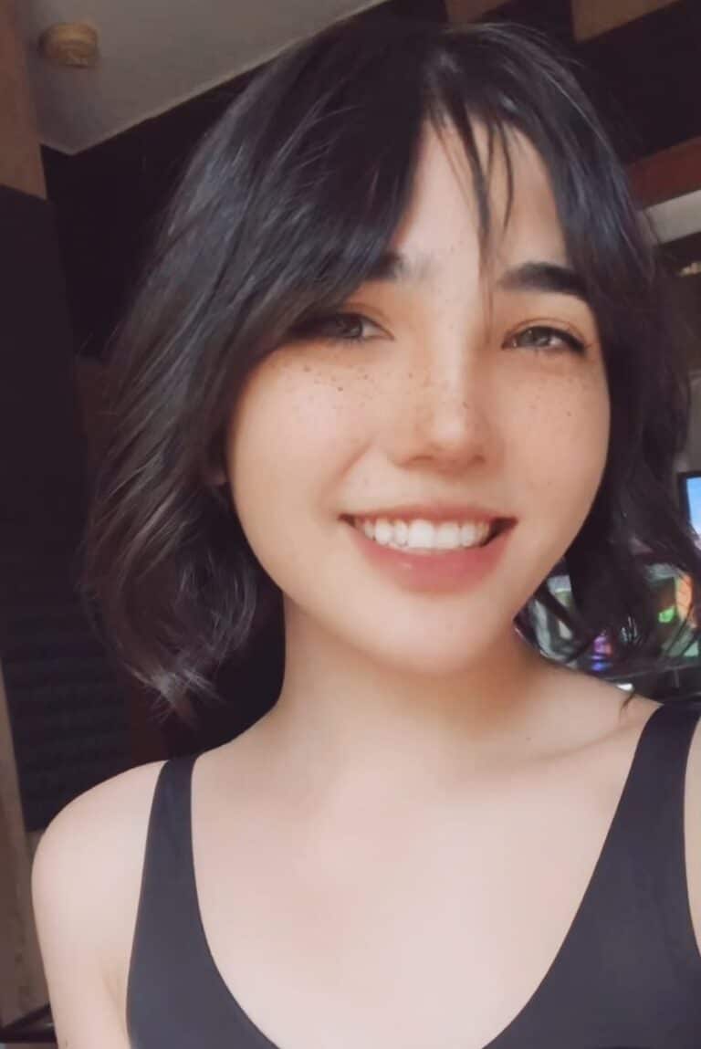 Yuzu smiling in her face reveal photo